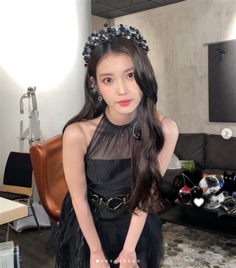 베를린 공연 아이유 검정 시스루 찰떡 소화동안 미모 속 각선미까지 N샷 파이낸셜뉴스