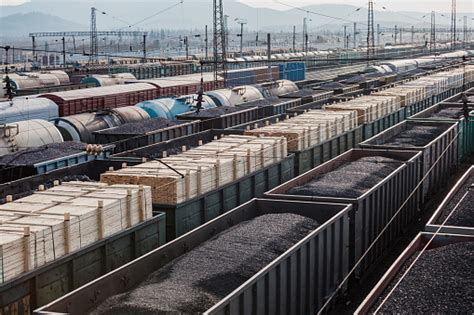 자동차의 많은 철도 트랙에 있습니다 화물 열차 화물 운송 석탄 나무 널빤지 자갈 쇄 석 마차 철도 운송 석탄에 대한 스톡 사진 및 기타 이미지 Istock