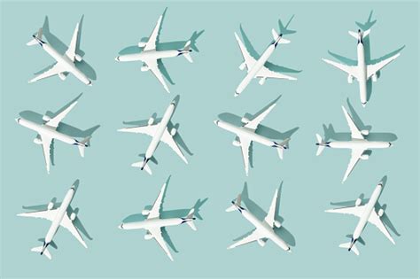 파란색 배경에 여객기로 만든 창조적 인 구성 여름 여행 또는 휴가 패턴 각도에 대한 스톡 사진 및 기타 이미지 각도 개념 개인 비행기 Istock