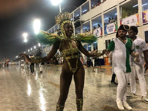 Iza dá show de simpatia em sua estreia na Sapucaí estou super ansiosa