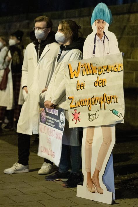 Dresden Medizinstudenten Stellen Sich Corona Protesten Entgegen Fotos