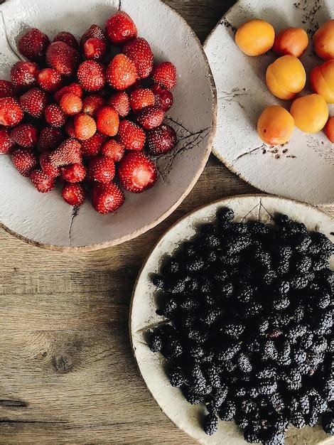 Frutas frescas de verano en tazones de cerámica sobre una mesa de