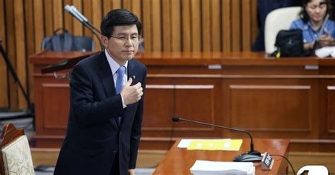 퇴장하는 황교안 총리 후보자