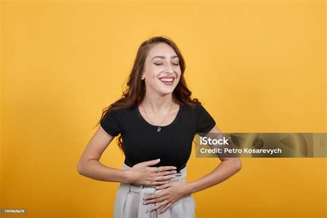Hermosa Chica Riendo Sus Pulmones Mientras Siente Dolor En Su Estómago