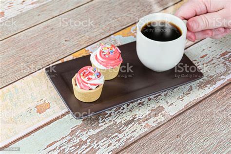 사블레 페이스트리와 휘핑 크림 토핑을 곁들인 미니 파이와 커피 한 잔을 마시세요 0명에 대한 스톡 사진 및 기타 이미지 0명