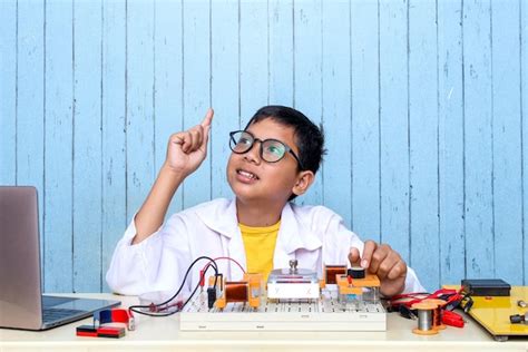 Un Chico Asiático De Aspecto Inteligente Tiene Una Idea Mientras