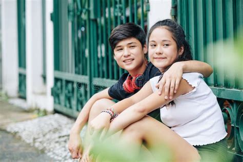 Hermano Y Hermana Sentados En El Pavimento Foto De Archivo Imagen De