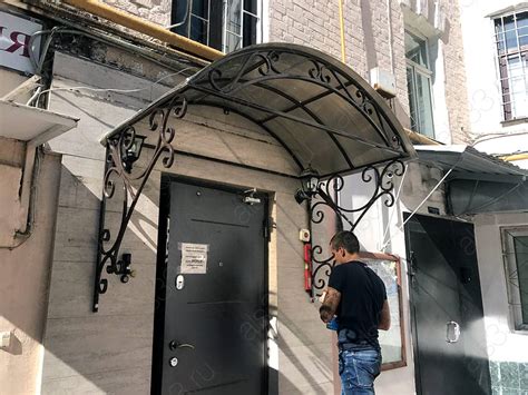 Козырьки над входной дверью: купить в Москве, цены на заказ в Альянс
