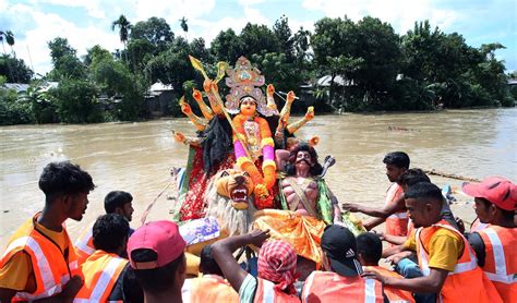 Durga Puja Celebration देवी दुर्गा की प्रतिमाओं के विसर्जन के साथ