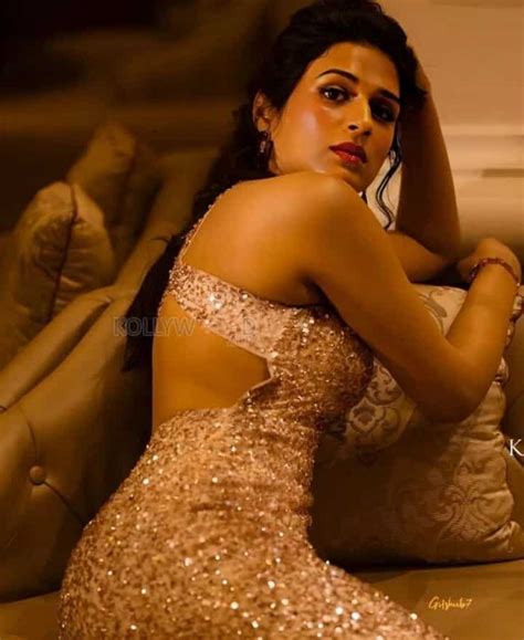 Sexy Actress Shraddha Das In A Glittering Dress Photos 03 233126