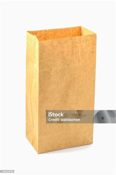 白い背景に茶色の紙のバッグをリサイクル お昼のお弁当のストックフォトや画像を多数ご用意 お昼のお弁当 からっぽ くしゃくしゃ