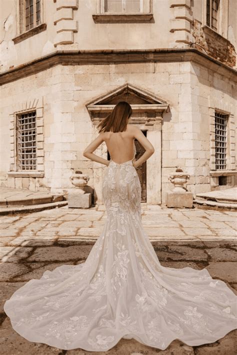 Ivory High Neck Halter Lace Wedding Dress Open Back Mermaid Wedding
