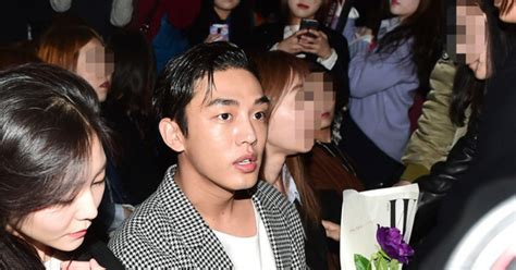 유아인 패션위크 팬들과 취재진에 포위~