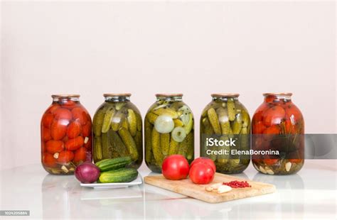야채 신선한 원시 토마토 마늘 레드 후추 접시 및 절단 보드 테이블에 오이 피 클 피 클과 테이블 음식에 토마토의 항아리의