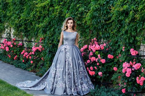 장미와 아름 다운 여자입니다 뷰티 모델 여자 얼굴입니다 완벽 한 피부입니다 프로 만들기upmakeup입니다 패션 아트 향수 미용 위생 제품에 대한 스톡 사진 및 기타 이미지