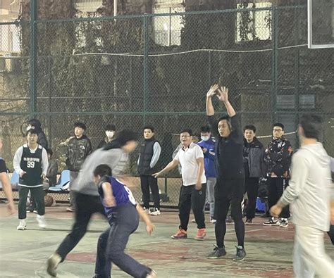 师生篮球赛青春与活力同在，对抗与友谊并存！ 西安航空学院人文与外国语学院