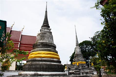 고대 Stupa 또는 골동품 체디와 유적 부처님과 우보쏘 태국 여행자 여행 방문 및 존경 왓 상통통에서 코 크레트의 왓 상통