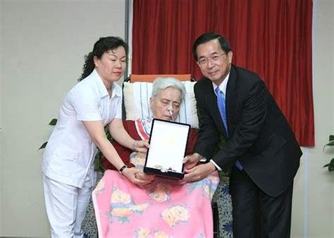 總統前往澎湖頒贈紫色大綬景星勳章給白寶珠女士