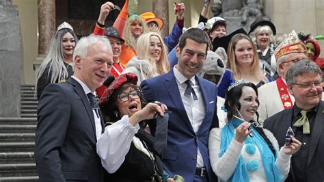 Weiberfastnacht Niedersachsens Närrinnen machen Jagd auf Krawatten