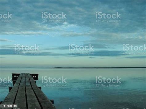Dermaga Kayu Panjang Di Tepi Danau Naroch Foto Stok Unduh Gambar Sekarang Landasarn Perahu