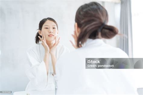 여성 스킨 케어 젊은 아시아 여자 감동 그녀의 얼굴 과 찾고 에 거울 에 화장실 피부 관리에 대한 스톡 사진 및 기타 이미지