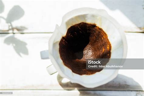 뜨거운 갓 양조 한 커피 한 잔 커피 양조의 대체 모트호드 양조 된 분쇄 커피와 함께 V60을 필터링하십시오 맨 위 보기입니다 클로즈업 0명에 대한 스톡 사진 및 기타