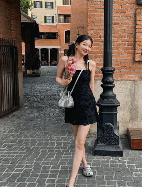 Ins时尚博主穿搭风格：甜美与清新的完美融合韩系整体色彩