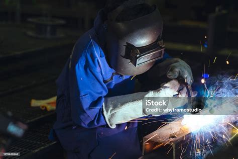 보호 용복 용접 금속 프레임 착용 용접기 가죽 공장 작업장에서 강철 구조에 전기 용접옷을 입고 아시아 남성 기술자 노동자 20 24세에 대한 스톡 사진 및 기타 이미지