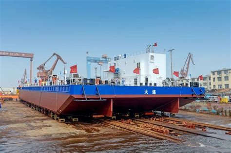大船集团建造的首艘7500载重吨甲板驳船顺利下水船舶行业新闻龙船社区