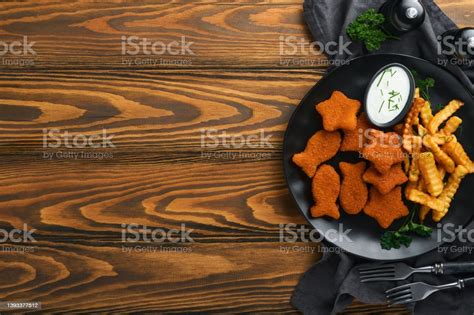 피쉬 앤 칩스 영국 패스트 푸드 생선 오래된 나무 테이블 배경에 검은 접시에 설정된 감자 튀김과 스틱 전통적인 영국 정통 거리