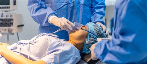 수술실에서 외과 수술을 수행하는 전문 의사 매력적인 전문 의료진 외과 의사 의료팀이 병원 병동에서 중환자실 환자를 수술하고 수술합니다 30 34세에 대한 스톡 사진 및 기타