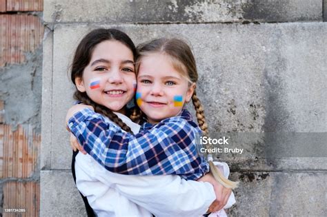 얼굴에 러시아와 우크라이나 어 깃발을 포용 하는 두 어린 소녀의 초상화 평화의 개념 증오하는 사람들에 대한 아이들의 전쟁과 우정을 중지 아이에 대한 스톡 사진 및 기타