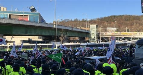 ‘尹 체포·출석협의 소식에 지지자들 “이게 뭐냐” 오열…반대편선 환호성 터져