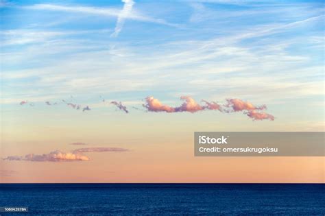 추상적인 구름 풍경 Manarola 친퀘테레 이탈리아에서 바다 일몰 하늘 보기 0명에 대한 스톡 사진 및 기타 이미지 0명