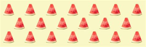 블루 옐로우의 수박 무늬는 녹색 배경입니다 최소한의 스타일 디자인 포장 디자인 창조적 인 디자인 평면의 최소한의 개념은 수박에 누워 과일에 대한 스톡 사진 및 기타 이미지