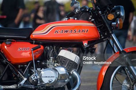 거리에 주차 된 빈티지 오토바이의 주황색 탱크에 가와자키 로고 0명에 대한 스톡 사진 및 기타 이미지 0명 500 거리 Istock
