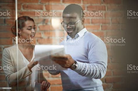 아프리카계 미국인 사업가와 그의 여성 동료가 사무실에서 서류를 분석합니다 창문 너머로 봄에 대한 스톡 사진 및 기타 이미지