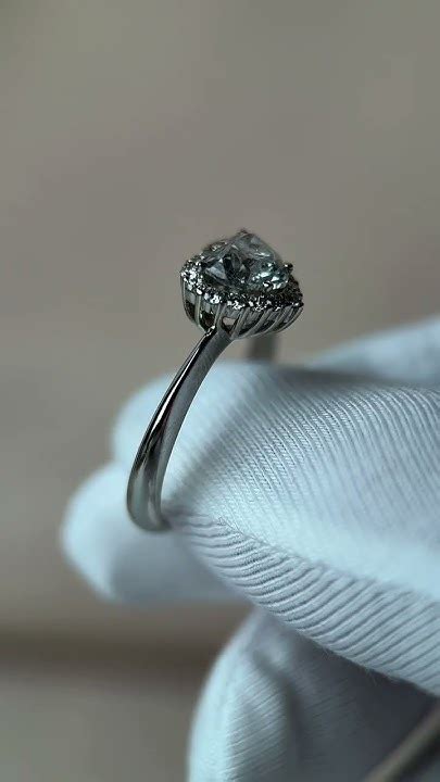 Кольцо из белого золота с бриллиантом в огранке «Сердце в обрамлении небольших бриллиантов💍