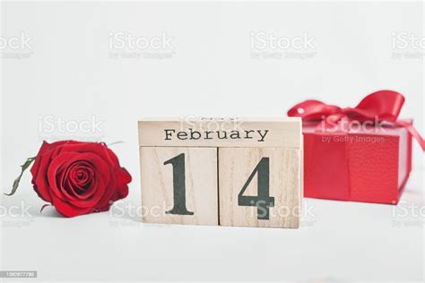 발렌타인 데이 인사말 카드 흰색 배경에 꽃과 선물 상자 생일 축하와 어머니의 날 템플릿 공휴일에 대한 스톡 사진 및 기타 이미지