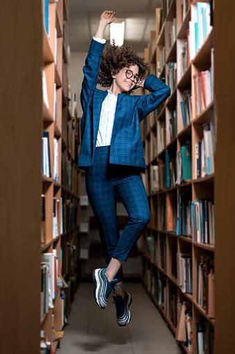 안경에 젊은 아름 다운 곱슬 여자와 블루 슈트는 도서관에 서 개발에 대한 스톡 사진 및 기타 이미지 개발 개선 곱슬 머리