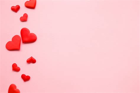 파스텔 핑크 바탕에 밝은 빨간색 섬유 마음입니다 사랑 개념입니다 최고의 볼 수 있습니다 긍정적인 생각에 대 한 이랑입니다 사랑 스러운 감정 텍스트 견적 또는 말을 위한 빈