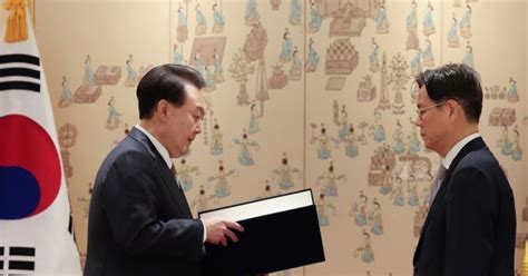 尹대통령 이관섭 정책실장·신임 수석에 임명장배우자와 가벼운 담소도