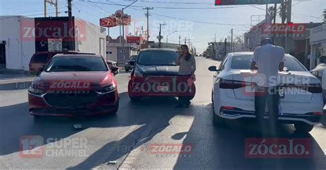 Conductora se pasa el semáforo en rojo y choca con dos vehículos