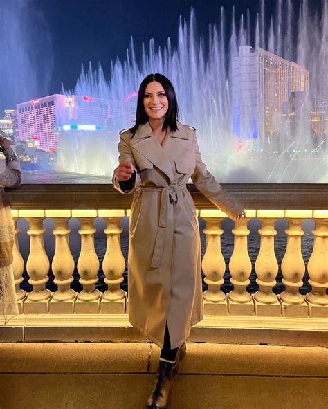 Coulet Romain On Twitter Tu Est Super Belle Laura Ta Une Veste Magnifique Et Un Joli Visage