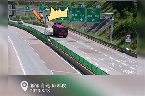 小车错过出口任性变道，与大货车发生刮擦