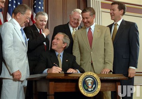 Photo Bush Signs Broadcast Decency Act Wap2006061511