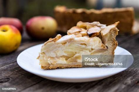 미국 사과 Tsvetaevsky 는 어두운 나무 배경에 접시에 오픈 파이 조각을 젤리 클로즈업 플랫 레이 0명에 대한 스톡 사진 및 기타 이미지 Istock