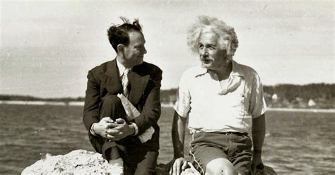 Foto Sejarah Albert Einstein Di Pantai Tahun 1939