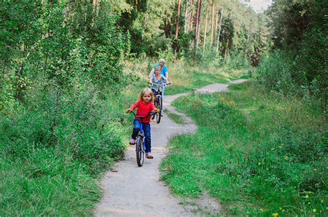 자연 속에서 자전거를 타고 아이 들과 함께 활성 수석 할머니 가족에 대한 스톡 사진 및 기타 이미지 가족 건강한 생활방식 관광 Istock