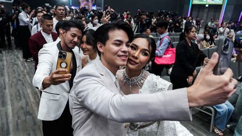 Thailand Same Sex Marriage Hundreds Of Couples Tie Knot As Landmark